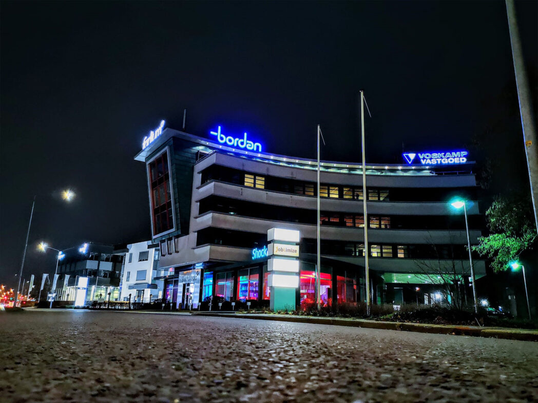 Lichtreclame gemonteerd op dakconstructie | Bordan Accountants - AS ...